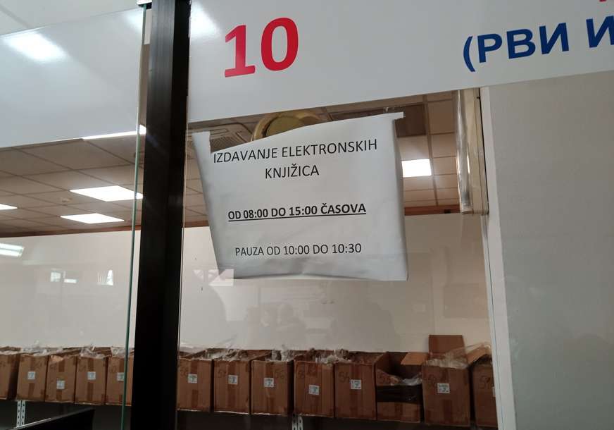 Maniri državne službenice: Ignorisala ljude pred šalterom u FZO i PREKO ...