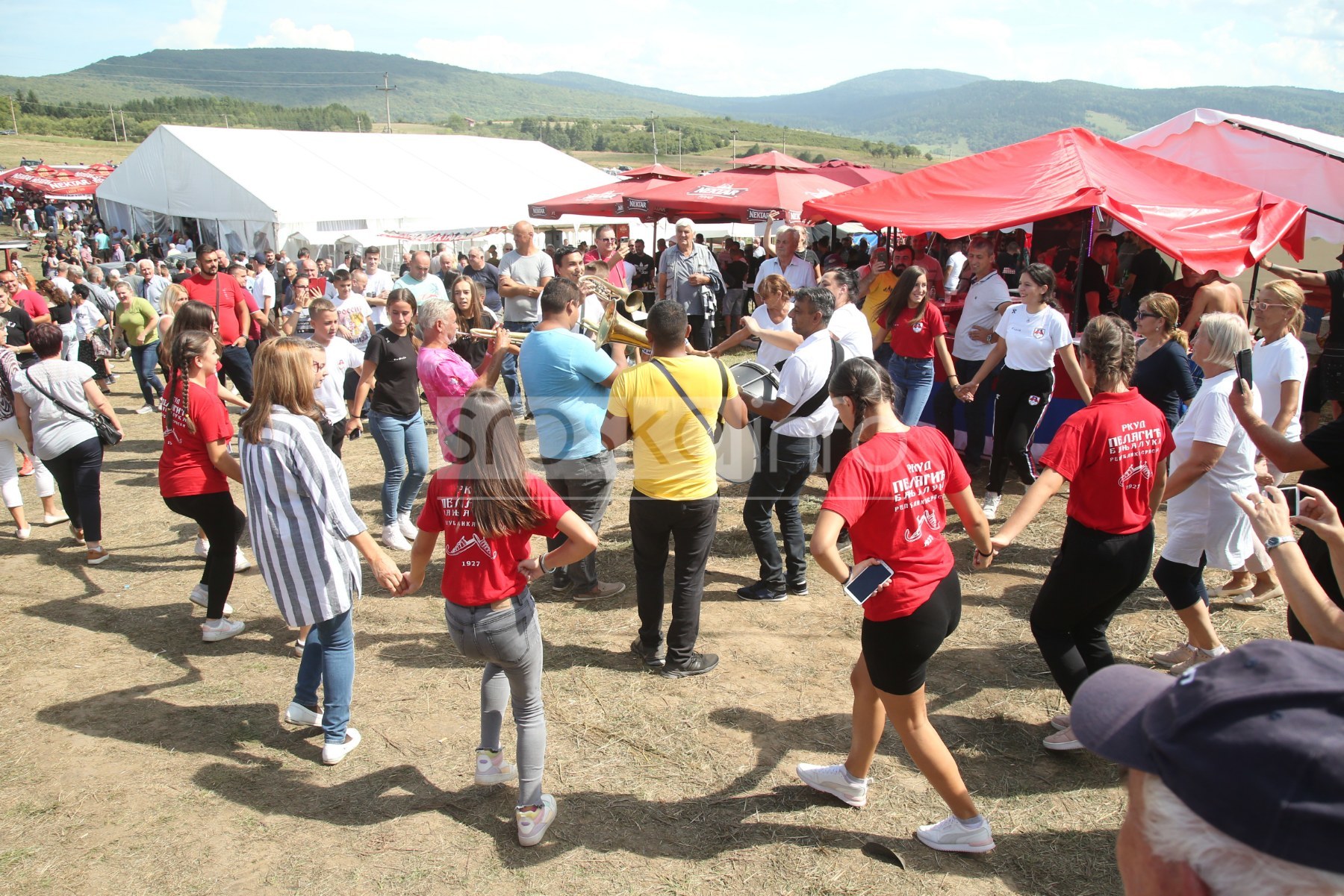 Da li je oboren rekord iz 2019: Desetine hiljada ljudi na Manjači, a ...
